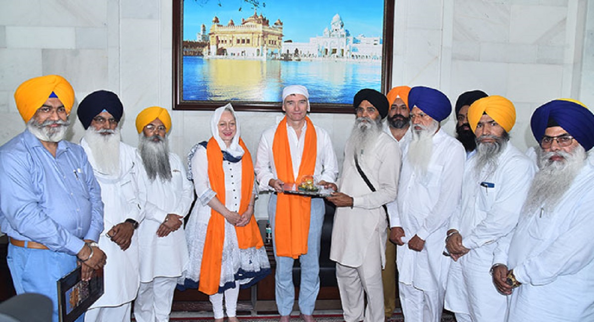 British High Commissioner pays obeisance at Sri Harmandir Sahib