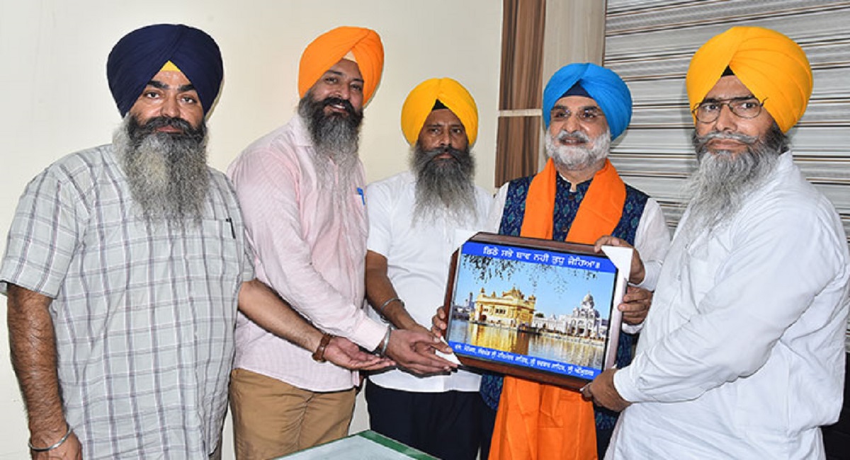 Indian Ambassador to America paid obeisance at Harimandar Sahib