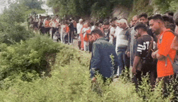 Himachal Pradesh: Car fell into a 100 meter deep gorge